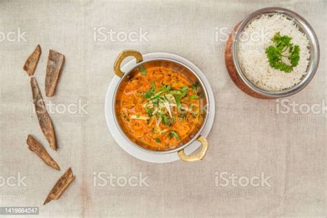 흰 쌀을 곁들인 양고기 Mughlai는 인도 향신료 음식의 테이블 꼭대기 전망에 고립 된 접시에서 제공됩니다 0명에 대한 스톡 사진 및 기타 이미지 Istock