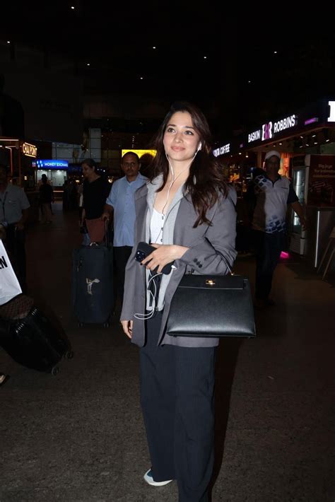 पैंट सूट पहन एयरपोर्ट पर शानदार अंदाज में स्पॉट हुईं Tamannaah Bhatia