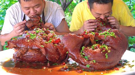 兩個大蹄髈，二弟做“麻辣蹄髈”，軟爛脫骨一人一個抱著啃過癮｜mukbang【鐵鍋視頻】 Youtube