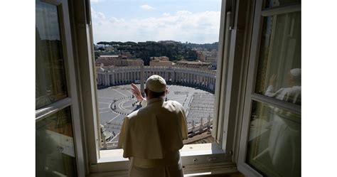 Папа Франциск се моли из пустите улици на Рим