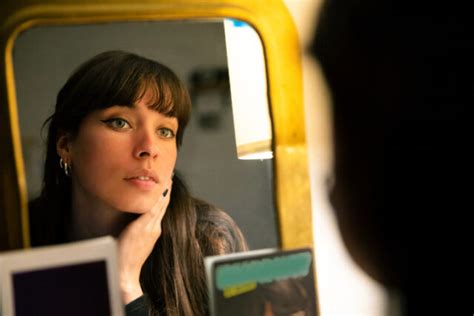 15 Body Language Cues That Reveal A Lot About Your Personality Bolde