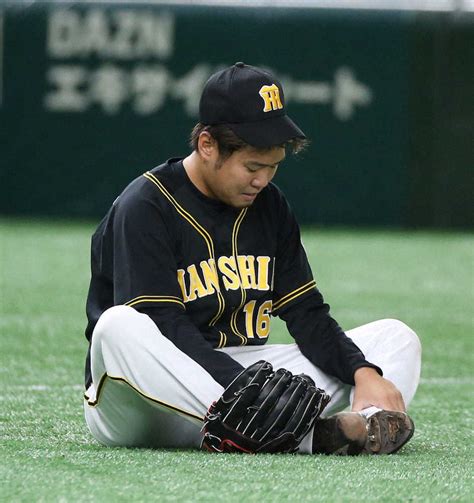 ＜csファイナルs巨・神＞6回2死三塁、丸にセーフティスーバントを決められ、ガックリと座り込む西（撮影・森沢裕） ― スポニチ