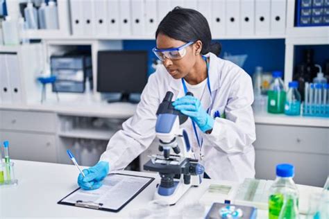 116000点を超える女性科学者 写真のストックフォト、写真、そしてロイヤリティフリーの画像 Istock