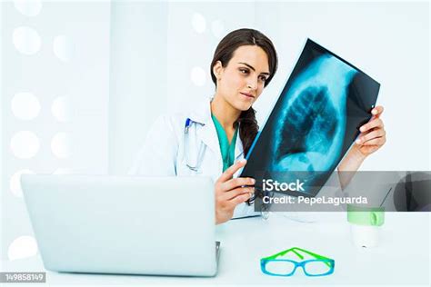 의사에게 검사 X 레이 폐 X 레이에 대한 스톡 사진 및 기타 이미지 X 레이 건강관리와 의술 검사 보기 Istock