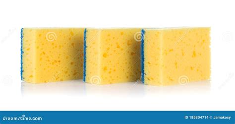 Grupo De Esponjas Amarelas Para Limpeza De Objetos Isolados Em Fundo Branco Foto De Stock
