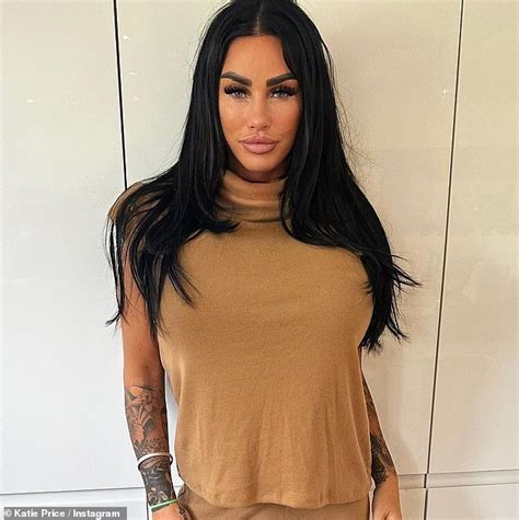 Katie Price oferece uma atualização devastadora de saúde sobre sua mãe enquanto enfrenta uma