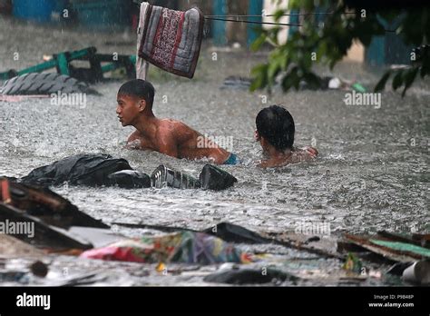 Quezon City Philippines 17th July 2018 Residents Wade Through Flood
