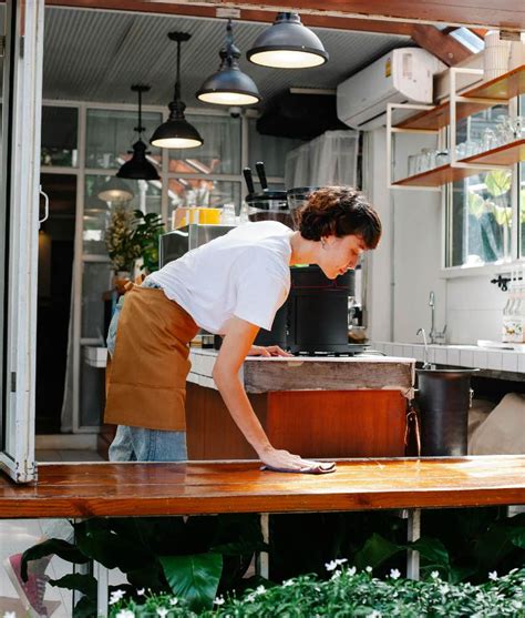 Server Refuses To Give Refills To Customers Who Stay To Talk After They