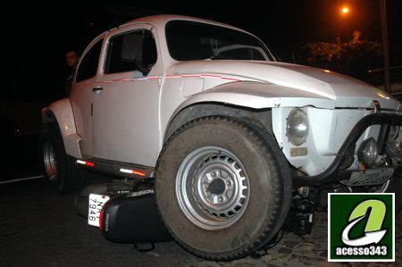 COTIDIANO Moto fica embaixo de Fusca em acidente no Bairro São José