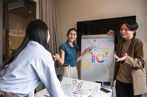 전략 계획 및 프로젝트 개발을 위해 현대적인 사무실 환경에서 협업하는 비즈니스 팀 3 명에 대한 스톡 사진 및 기타 이미지 3 명 개발 경영자 Istock