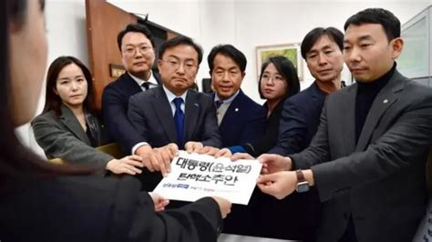「民主主義をもう一度守る」 韓国国会前で大統領の辞任求めるデモ続く Bbcニュース