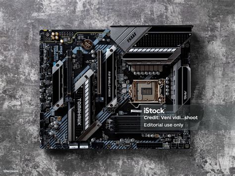 어두운 배경에 Msi Mag Z490 토마호크 게임 마더 보드 빌드 및 업그레이드를 위한 최신 데스크톱 Pc 하드웨어 구성 요소입니다 맨 위 보기입니다 0명에 대한 스톡