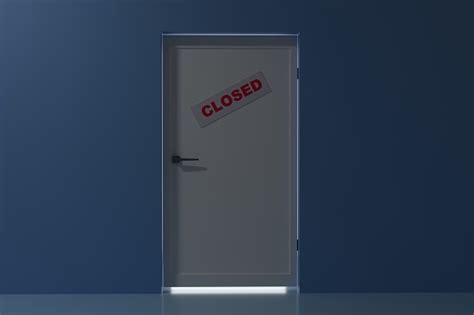 표지판이있는 닫힌 문 불이 켜진 하얀 문 막다른 골목 절망적 인 개념 3d 렌더링 0명에 대한 스톡 사진 및 기타 이미지 0