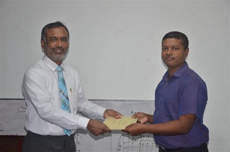 පාසල් ගුරුභාවතුන් සඳහා ඉලෙක්ට්‍රොනික සහ පරිගණක දෘඪාංග පිළිබඳ වැඩමුළු මාලාවක් ආතර් සී ක්ලාක්