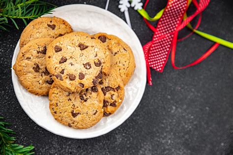 진저 브레드 초콜릿 쿠키 크리스마스 과자 생강 디저트 휴일 간식 새해와 크리스마스 식사 음식 스낵 겨울에 대한 스톡 사진 및 기타 이미지 Istock