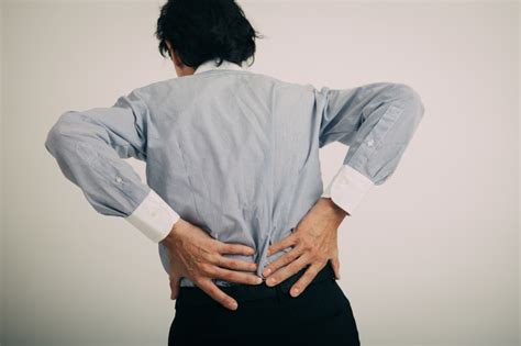 ぎっくり背中の治し方＆病院に行く目安。発症メカニズムは？痛み止めは効く？ Medicalookメディカルック