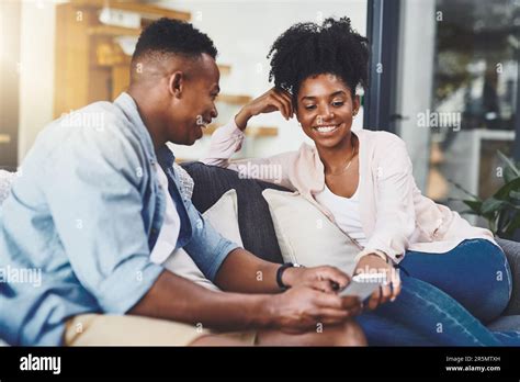 Wenn Du Teilst Sorgst Du Dich Ein Gl Ckliches Junges Paar Das Sich Zu Hause Auf Dem Sofa