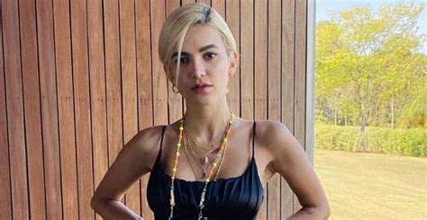 Manu Gavassi aposta em cropped lindíssimo e mostra barriga trincada
