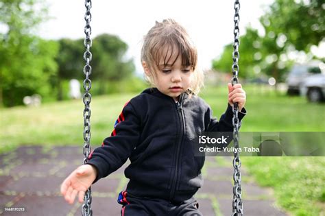 어린 소녀 2 3 년 그네에 앉아 놀이터에서 슬픈 잠겨있는 유아 소녀의 초상화 2 3 살에 대한 스톡 사진 및 기타 이미지