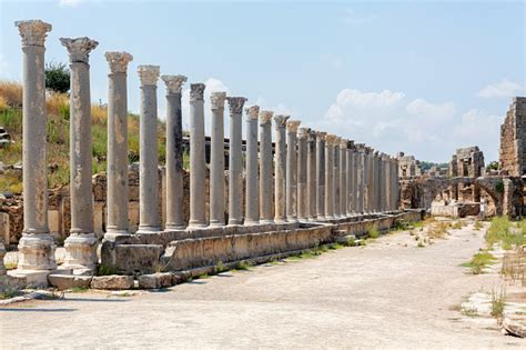 Perge 또는 Perga는 팜필리아에 있는 고대 아나톨리아 도시입니다 고대 메인 스트리트와 콜로네이드 터키 안탈리아 지역