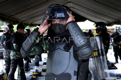 SIMULASI PENANGGULANGAN HURU HARA DI BANDARA ANTARA Foto