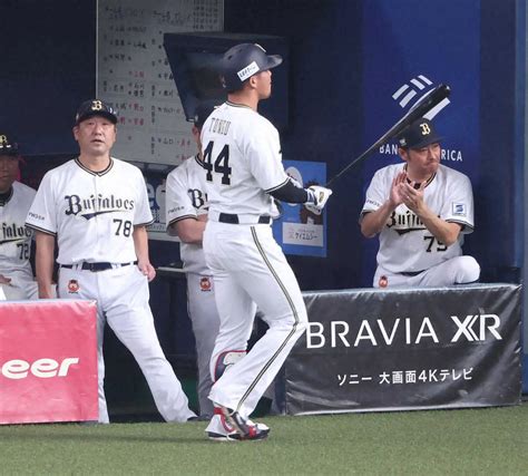 ＜オ・ロ＞8回2死一塁、代打・頓宮（手前）を送り出す中嶋監督（左）（撮影・平嶋 理子） ― スポニチ Sponichi Annex 野球