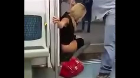 Mulher não aguenta e mija no vagão do trem XNXX