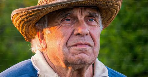 화창한 봄 정원과 일몰 하늘을 배경으로 밀짚모자를 쓴 노인 백발의 남자의 초상화 평화로운 은퇴 마을 생활 사진 Unsplash의 우크라이나 이미지