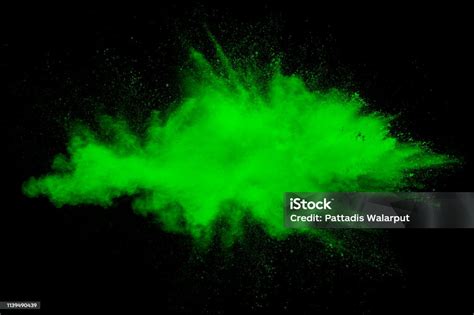 白い背景の緑の色の粉の爆発の雲グリーンダストスプラッシュ しぶきのストックフォトや画像を多数ご用意 しぶき しぶきを上げる インク