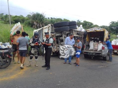 Vuelca camión con alimento de ganado en Alto Lucero se roban la carga