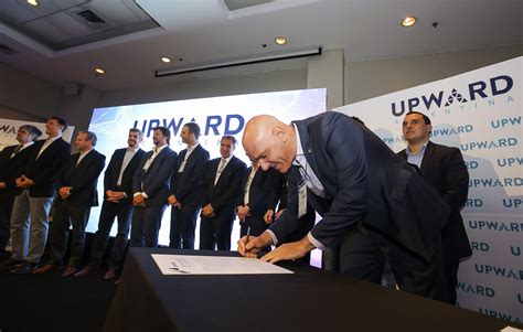 Hombres Líderes Para El Cambio La Iniciativa De Upward Women Para