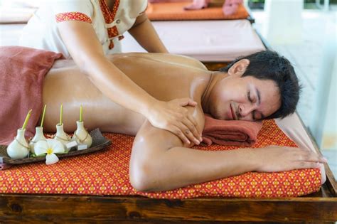 Homem Asiático No Salão Spa De Praia Recebendo Massagem Com óleo Perto