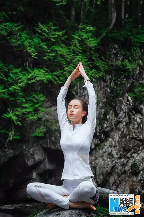母其弥雅曝最新写真 山水瑜伽尽显禅意 娱乐时尚 双拥中国 中国网双拥中国