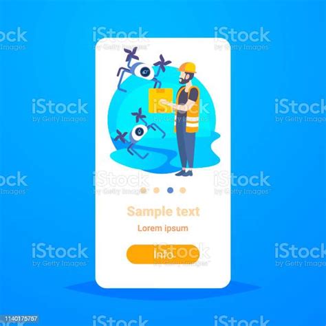 웨어하우스 노동자는 무인 항공기 배달 서비스를 가진 마분지 상자를 보내는 자동 물류 관리 개념 쿼드 콥 터 창 고에서 상자를 가진 비행 편평한 전체 길이 복사 공간 창고