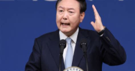 김웅 윤 대통령 브리핑에 현실 부정하는듯다양한 밈과 짤 생성될듯