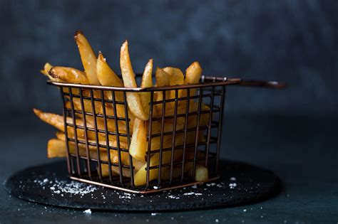 어두운 배경에 세련된 보드에 소금이 든 금속 바구니에 감자 튀김 튀긴 감자 패스트 푸드와 정크 푸드의 개념 0명에 대한 스톡 사진 및 기타 이미지 Istock