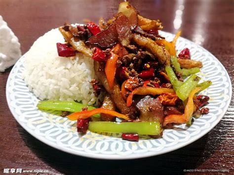 腊肉盖浇饭摄影图 传统美食 餐饮美食 摄影图库 昵图网