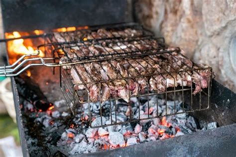 양갈비는 불을 피우고 가까이서 익혀 서 있다 양고기 갈비 구이 바베큐 바베큐 는 원래 양고기로 만든 그릴 랙에 구운 양고기용 와이어 랙 불에 전통 음식의 개념 갈비 음식에