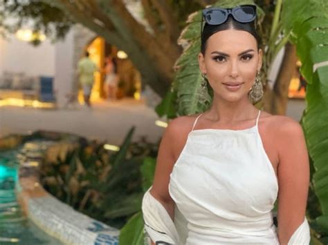 Lavinia Pîrva seduc toare într un costum de baie dintr o singur pies