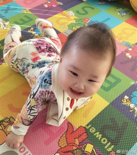 趙文卓愛妻曬三胎女兒照，趙文卓基因強大女兒像爸 每日頭條