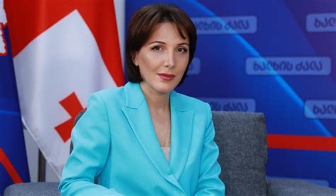 თამთა მეგრელიშვილი დაახლოებით ხუთასკაციან მსვლელობას რიყეზე მართავს ძალა რომელიც საკუთარი