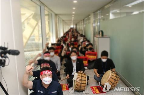尹산은 부산 이전 조속 추진 주문에산은 노조 항의 집회 공감언론 뉴시스통신사