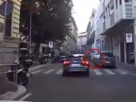In Monopattino Viene Travolto Da Unauto E Sbalzato In Aria Giovane Si