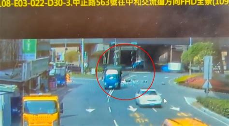 一過彎損失破萬！貨車籃子被拋飛 車內13箱雞蛋碎光光 生活 Nownews今日新聞