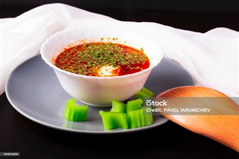 사 워 크림과 파 슬 리와 러시아어와 우크라이나어 Borsch 나무 숟가락과 셀러리 화이트 타월 아름 다운 수건입니다 감자