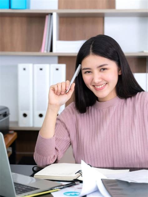 Pin By Sltk Sltknsk On офисные люди Business Photoshoot Woman Office