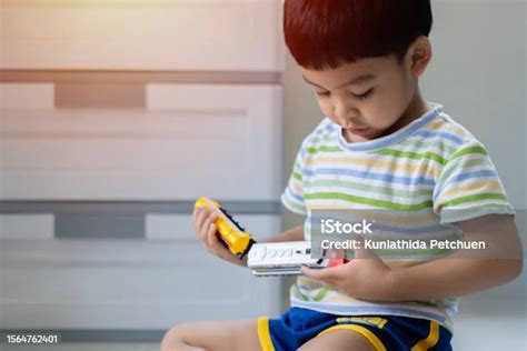 귀여운 아시아 소년이 철도 기차 장난감을 가지고 놀고 관심을 가지고 바라보는 초상화 이미지 2 3 살에 대한 스톡 사진 및 기타 이미지 Istock