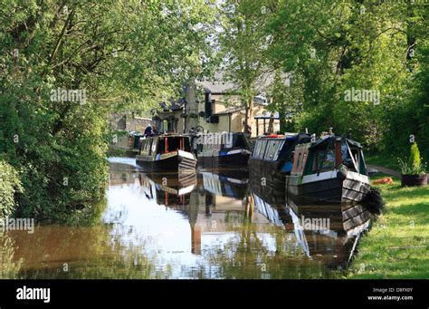 Narrowboats On The Oxford Canal Near Thrupp In Oxfordshire Stock Photo