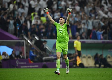 Argentina What Did Emiliano Martinez Say At HT Vs Croatia