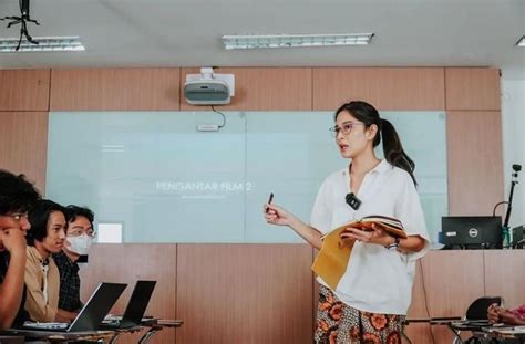 10 Potret Dian Sastro Jadi Dosen Banyak Yang Ingin Jadi Mahasiswanya